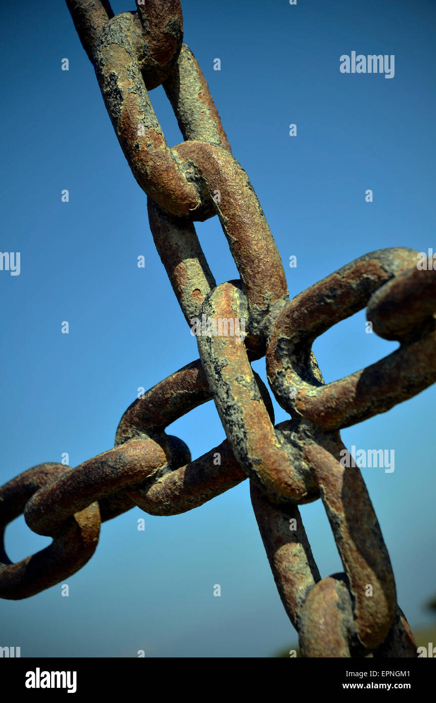 Linked chains hi-res stock photography and images - Alamy