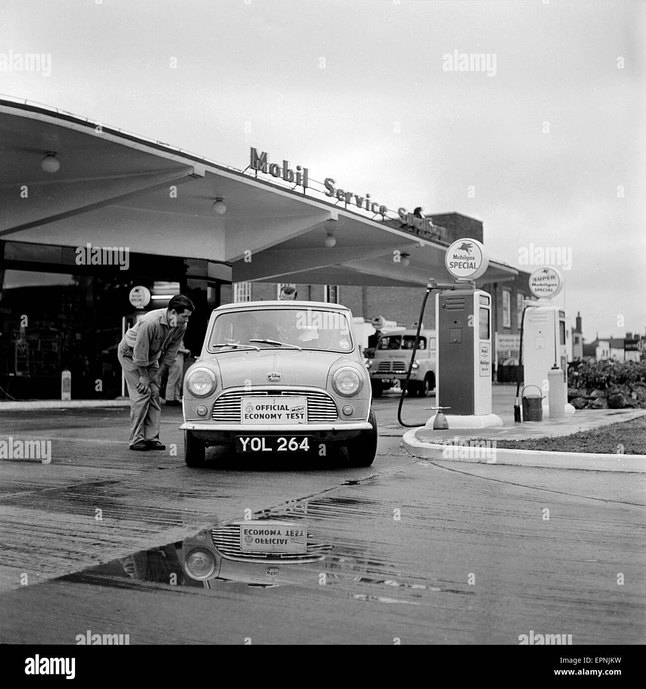 Mobil petrol station hi-res stock photography and images - Alamy