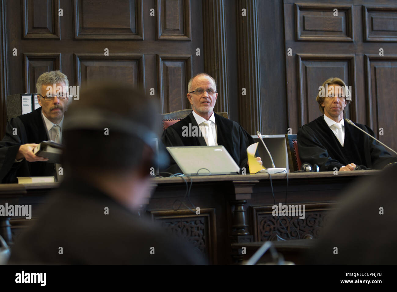 Hamburg, Germany. 20th May, 2015. Presiding judge Klaus Ruhle (C) opens ...