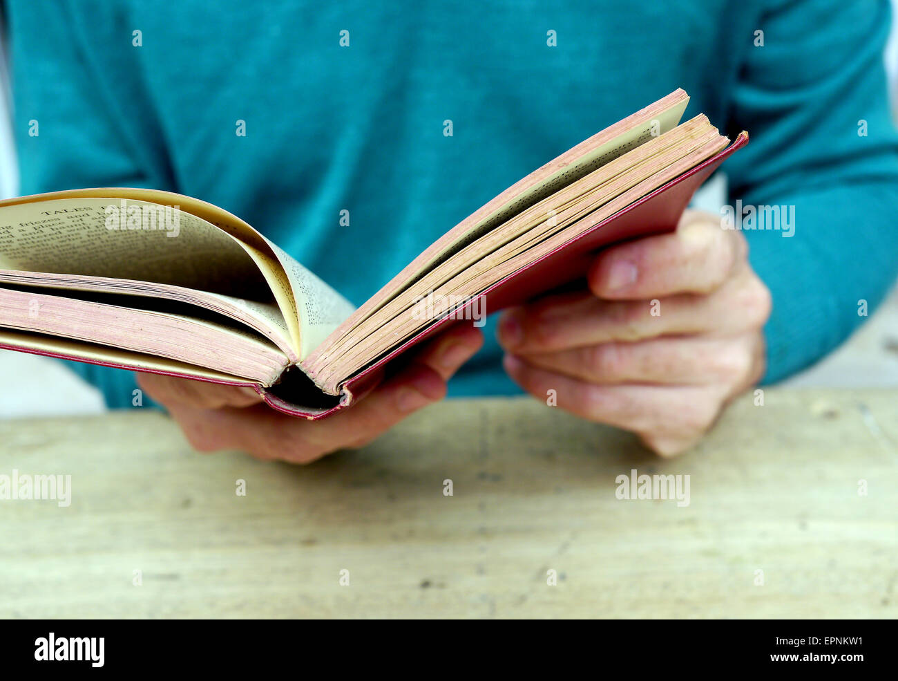 man reading a book Stock Photo - Alamy