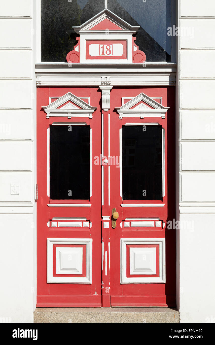 Red front entrance door hi-res stock photography and images - Alamy