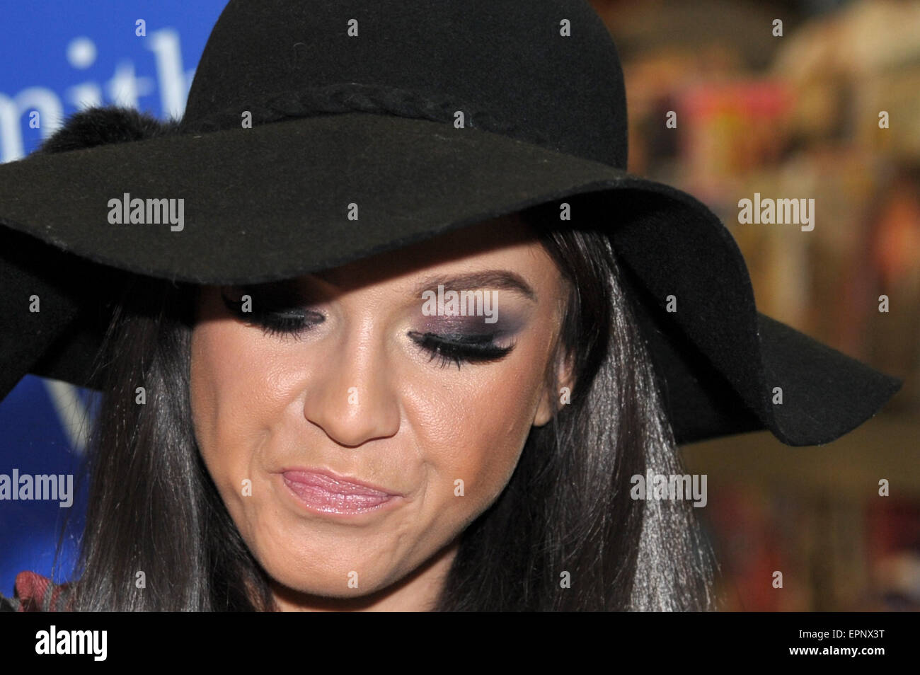 'Geordie Shore' star Vicky Pattison signs copies of her new book ...