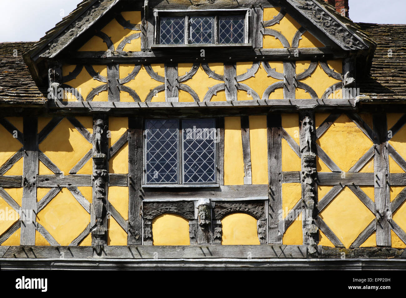 Half timbered gatehouse stokesay castle hi-res stock photography and ...