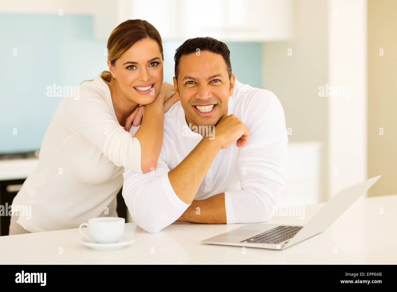 Man leaning against kitchen counter hi-res stock photography and images ...
