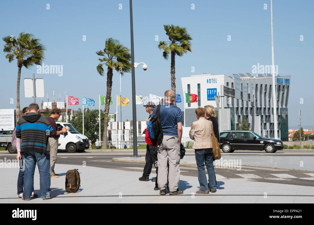 People standing sidewalk hi-res stock photography and images - Alamy
