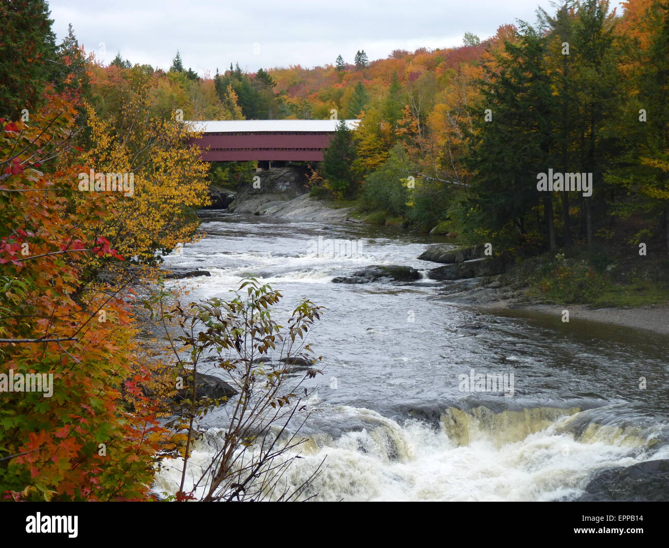 Covered bridge waterfall hi-res stock photography and images - Alamy