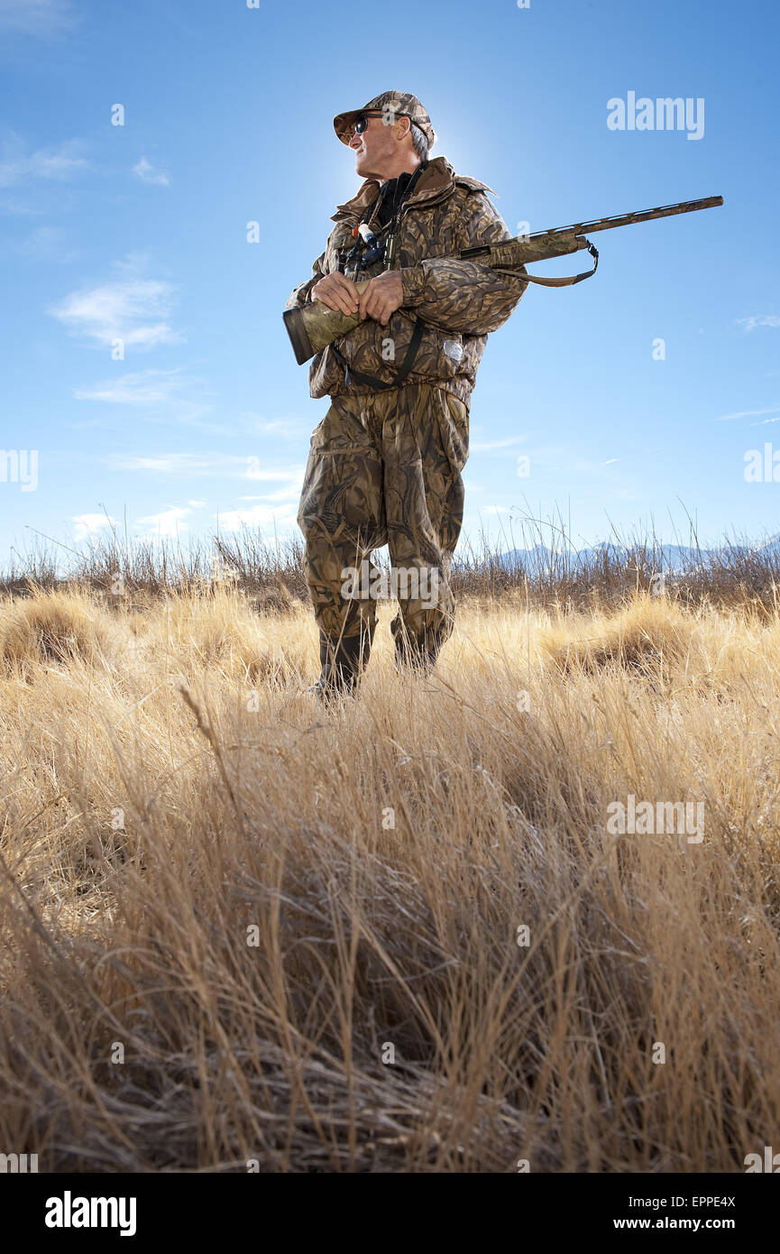Poses with gun hi-res stock photography and images - Alamy