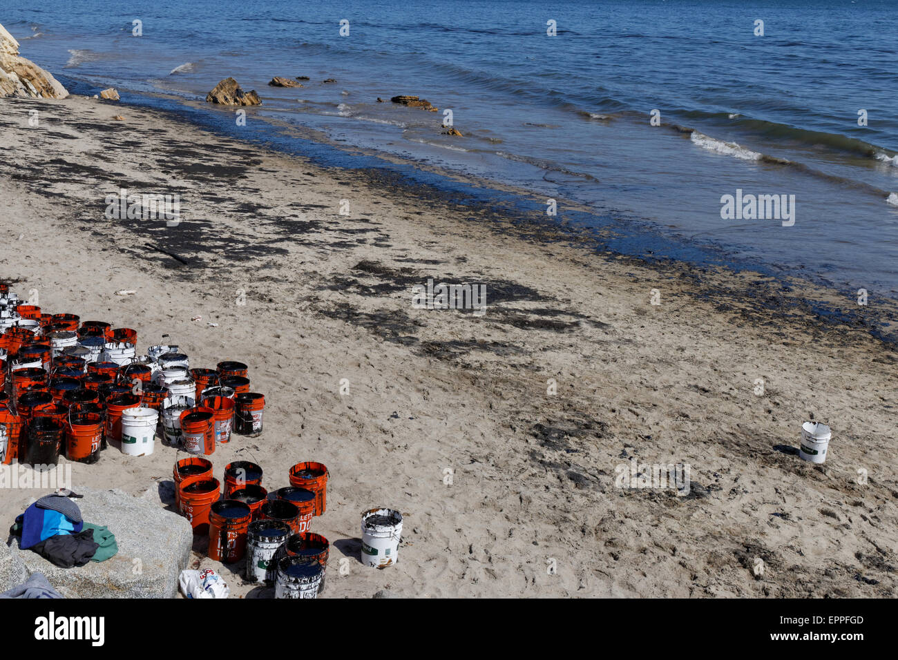 Oil spill near Refugio State Beach in Santa Barbara County, California ...