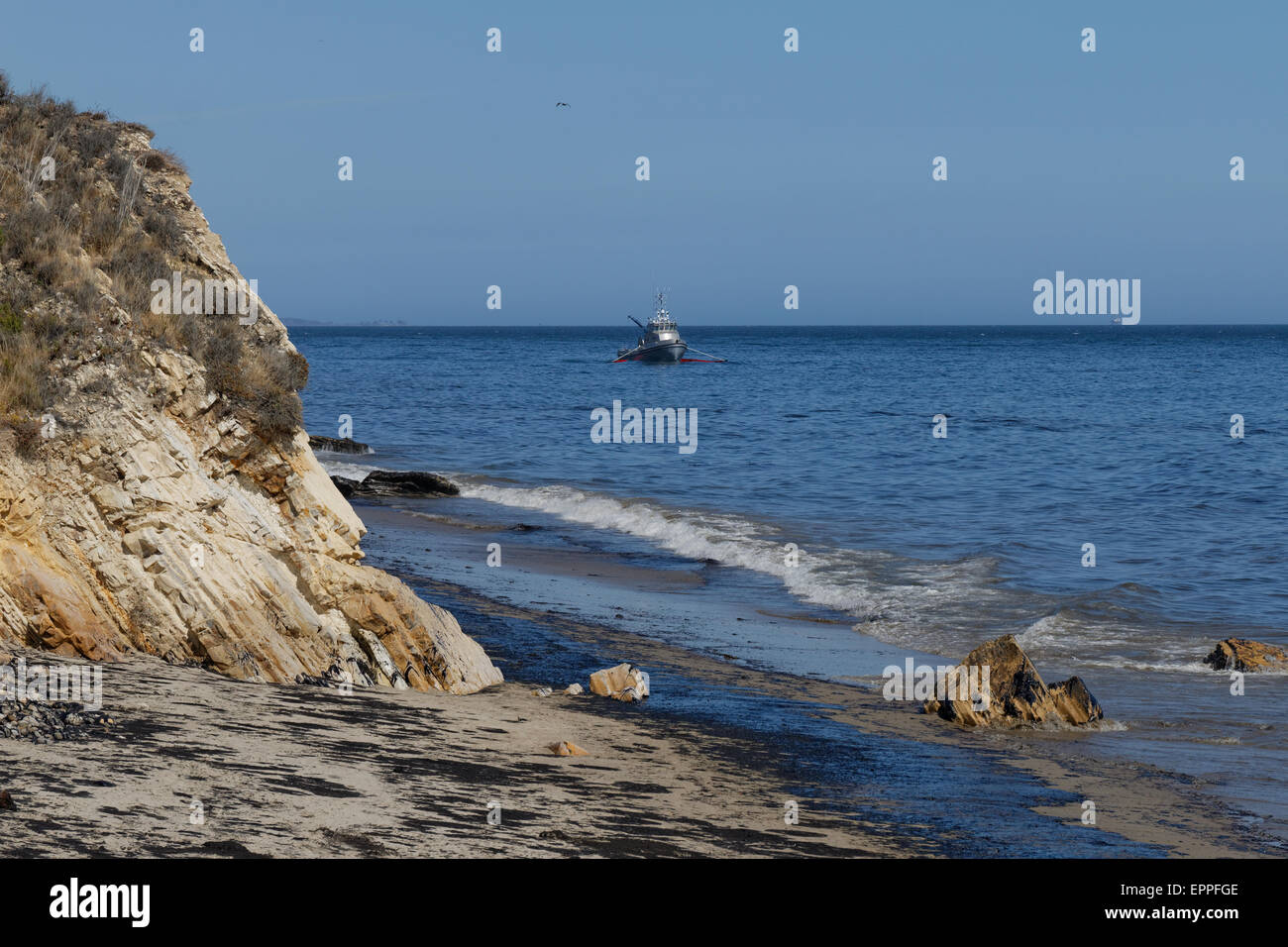 Oil spill near Refugio State Beach in Santa Barbara County, California ...