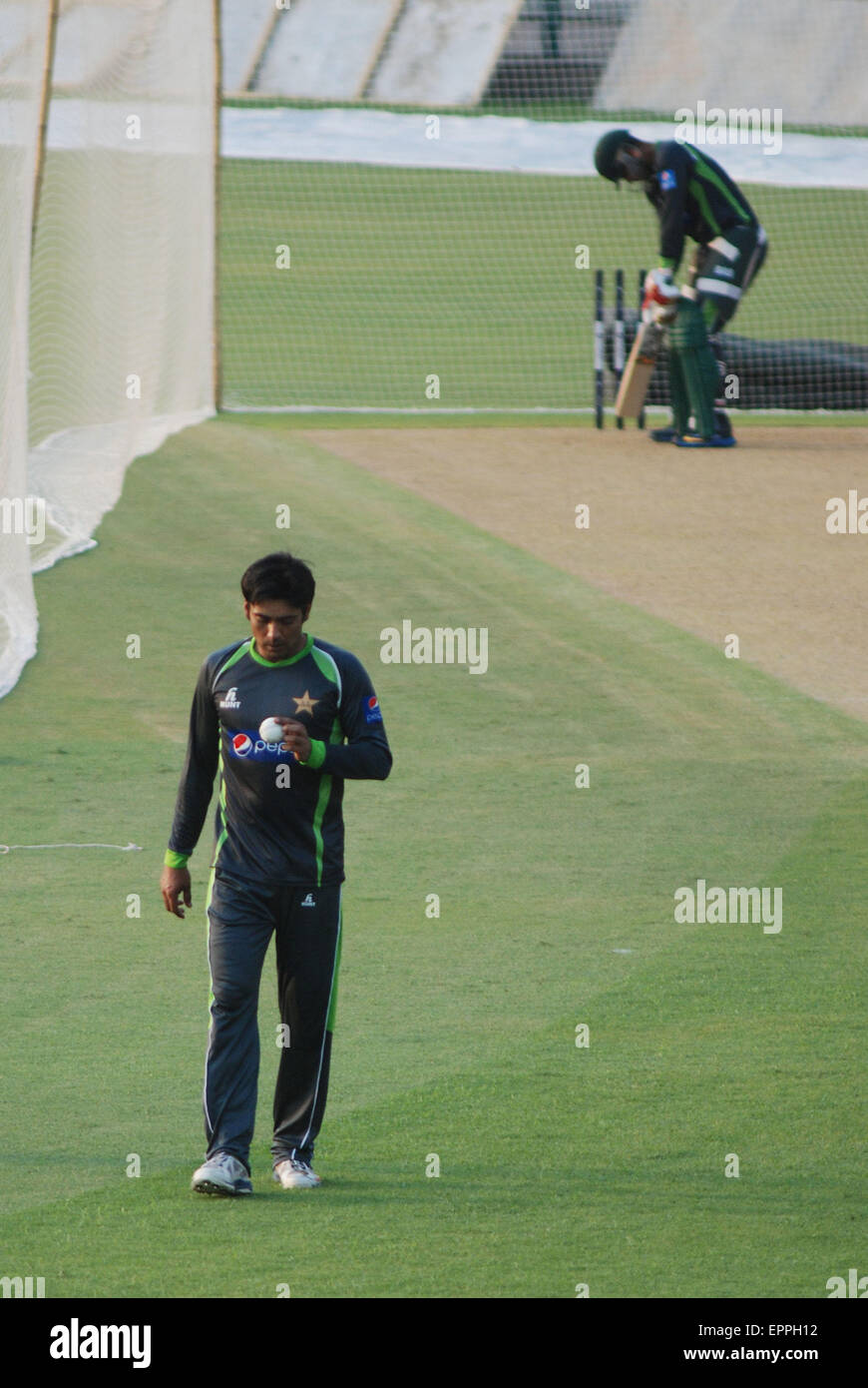 Lahore, Pakistan. 20th May, 2015. Pakistani and Zimbabwe cricketers ...