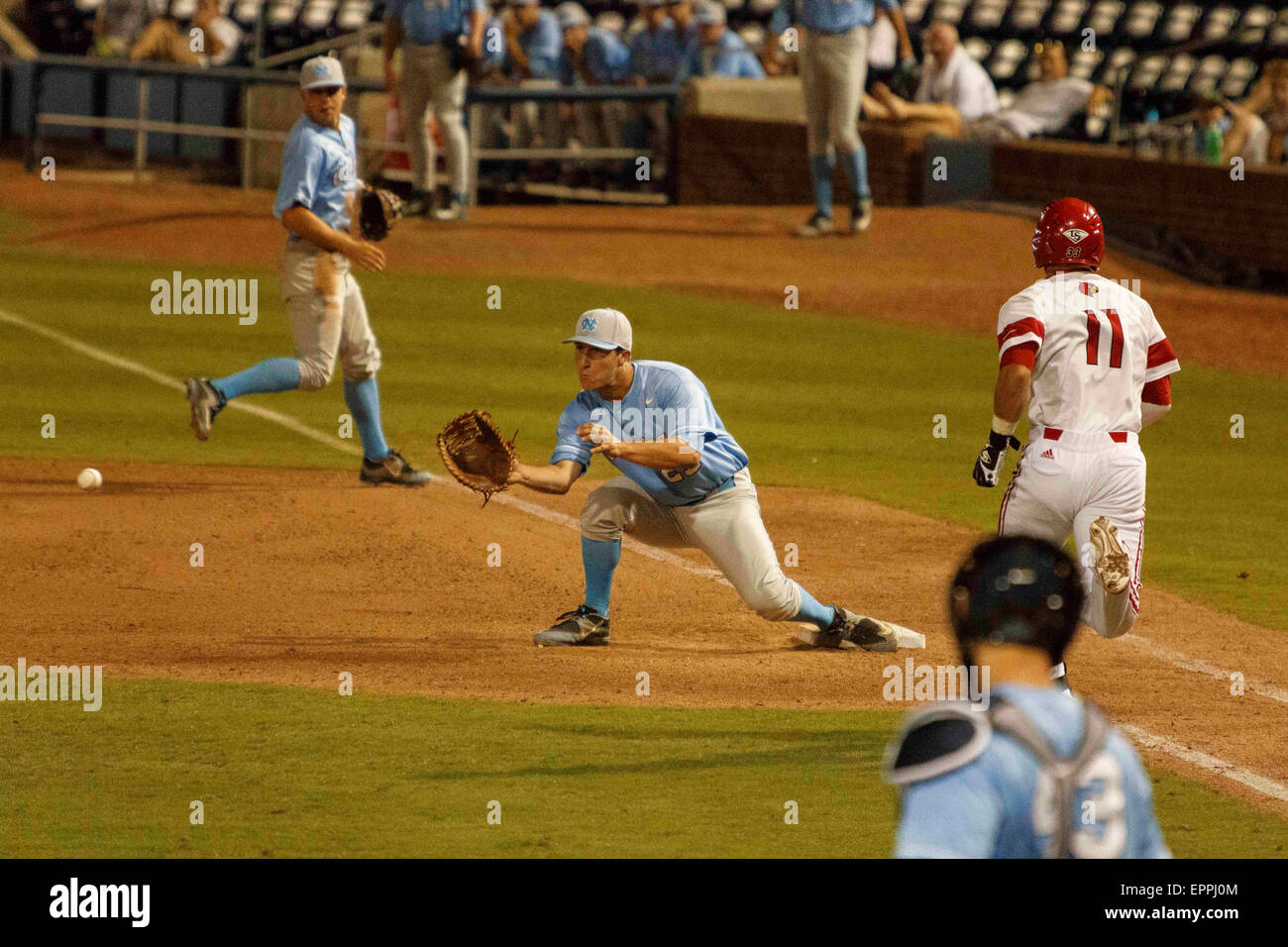 first baseman Joe Dudek (25) of the North Carolina Tar Heels makes the ...