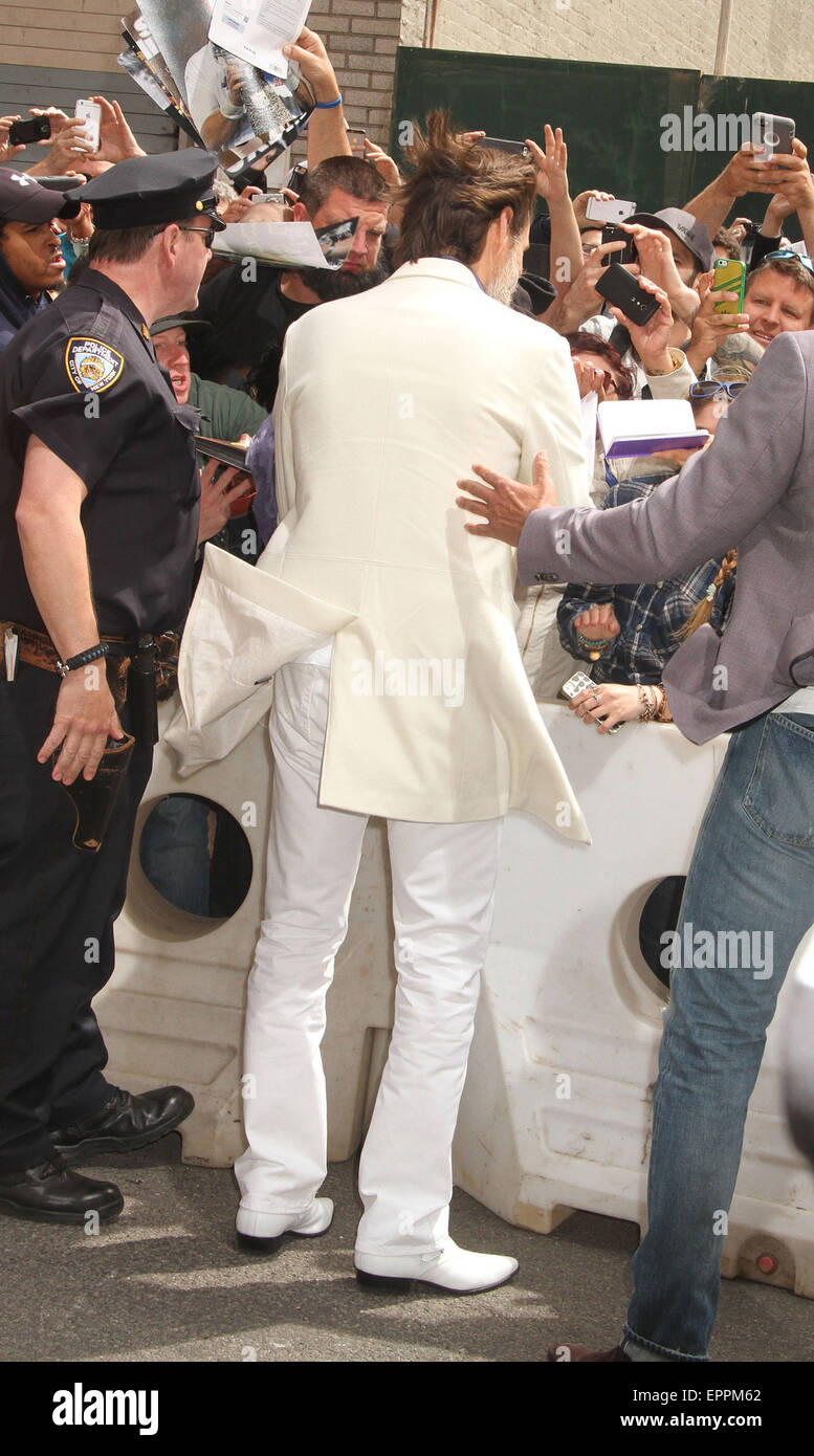 New York, New York, USA. 20th May, 2015. Comedian JIM CARREY signs ...