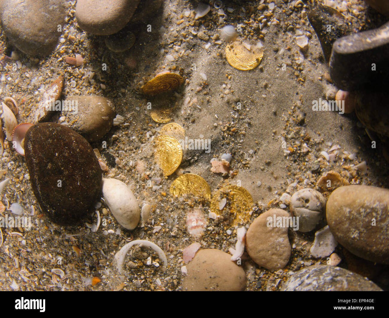 Scuba Divers uncover a hoard of 2000 gold coins from the Fatimid period ...