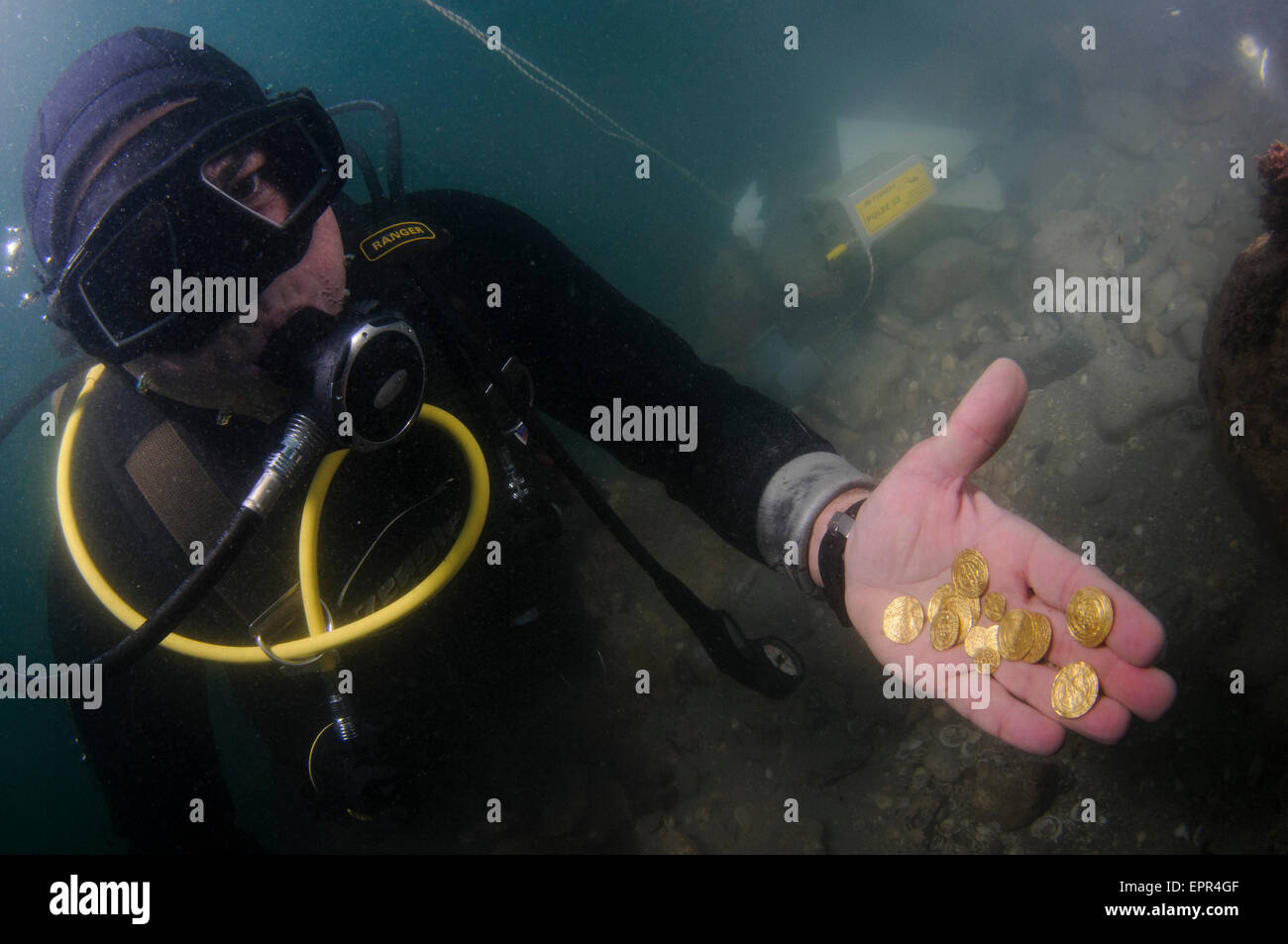 Scuba Divers uncover a hoard of 2000 gold coins from the Fatimid period ...