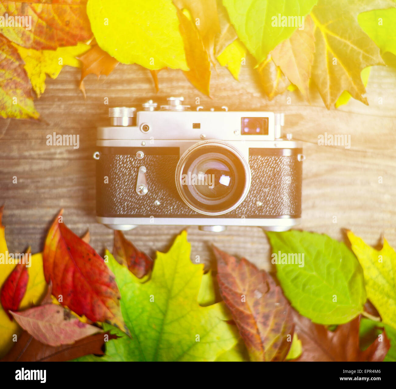 Vintage camera on wooden table Stock Photo - Alamy