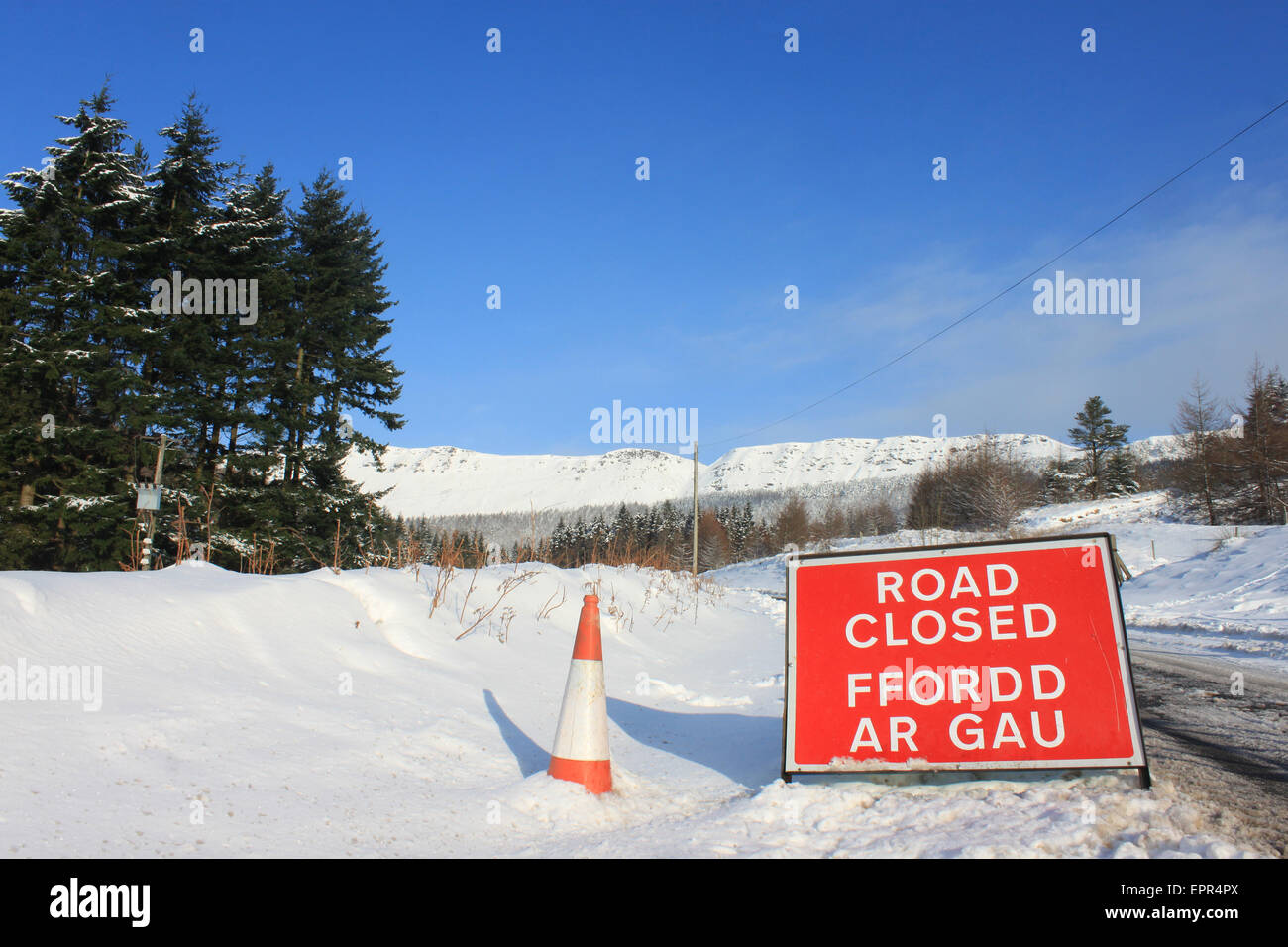 Mountain road wales hi-res stock photography and images - Alamy