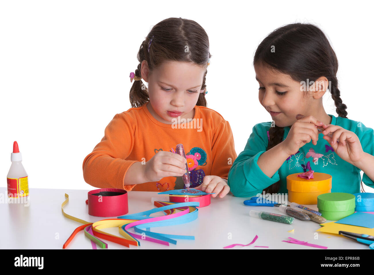 Two five year girl friends doing handicraft together Stock Photo - Alamy