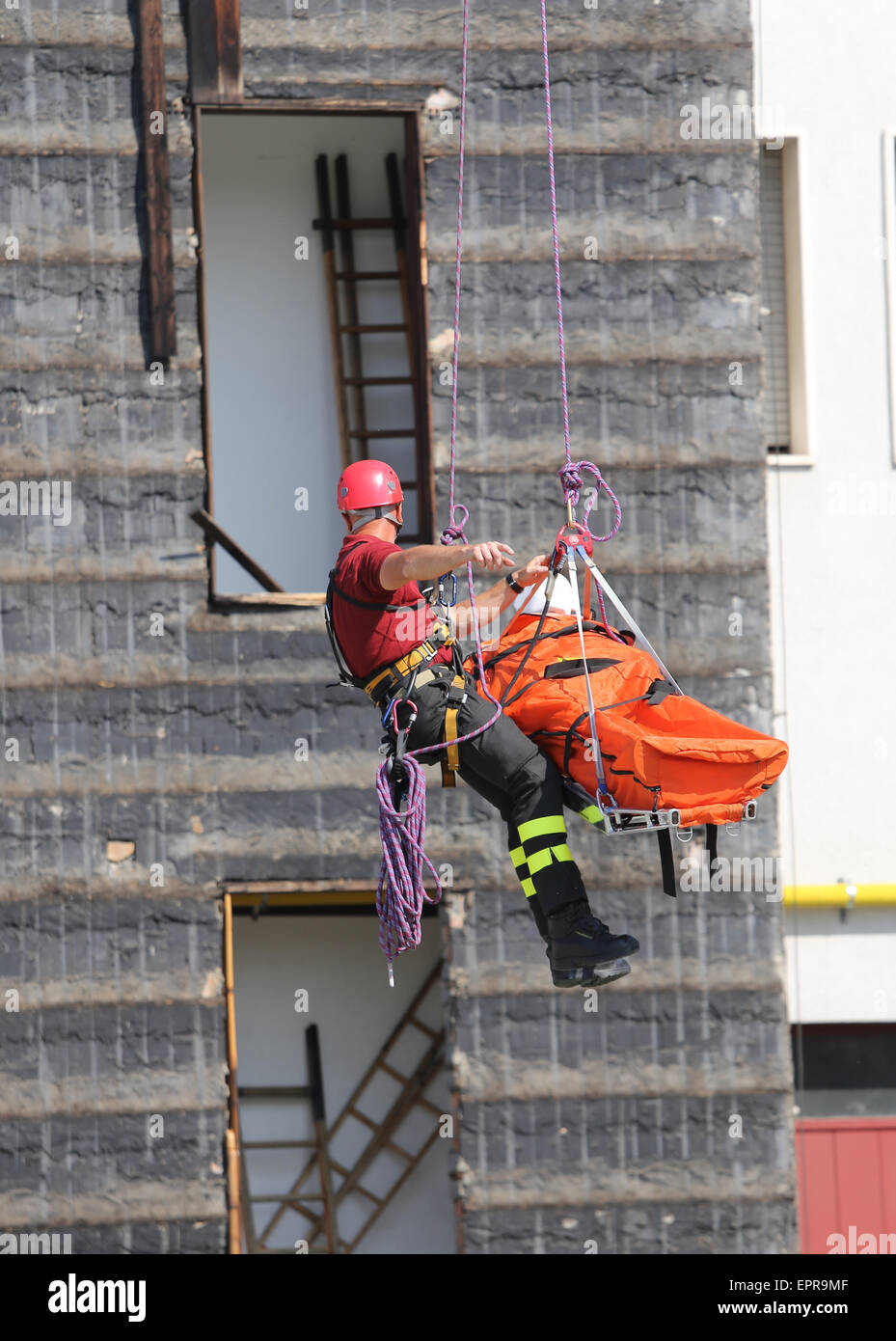 Fireman climbing rope hi-res stock photography and images - Alamy