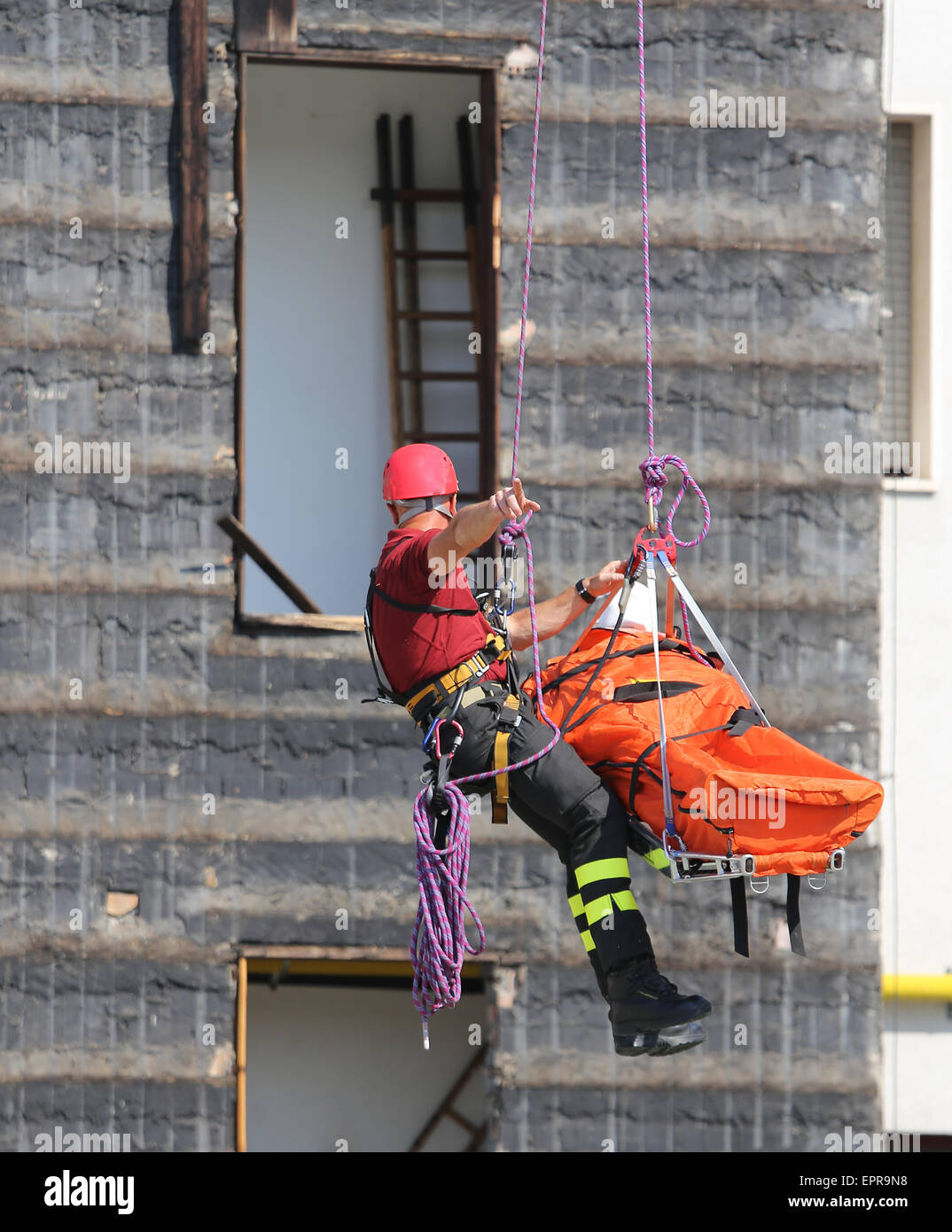 Fireman climbing rope hi-res stock photography and images - Alamy