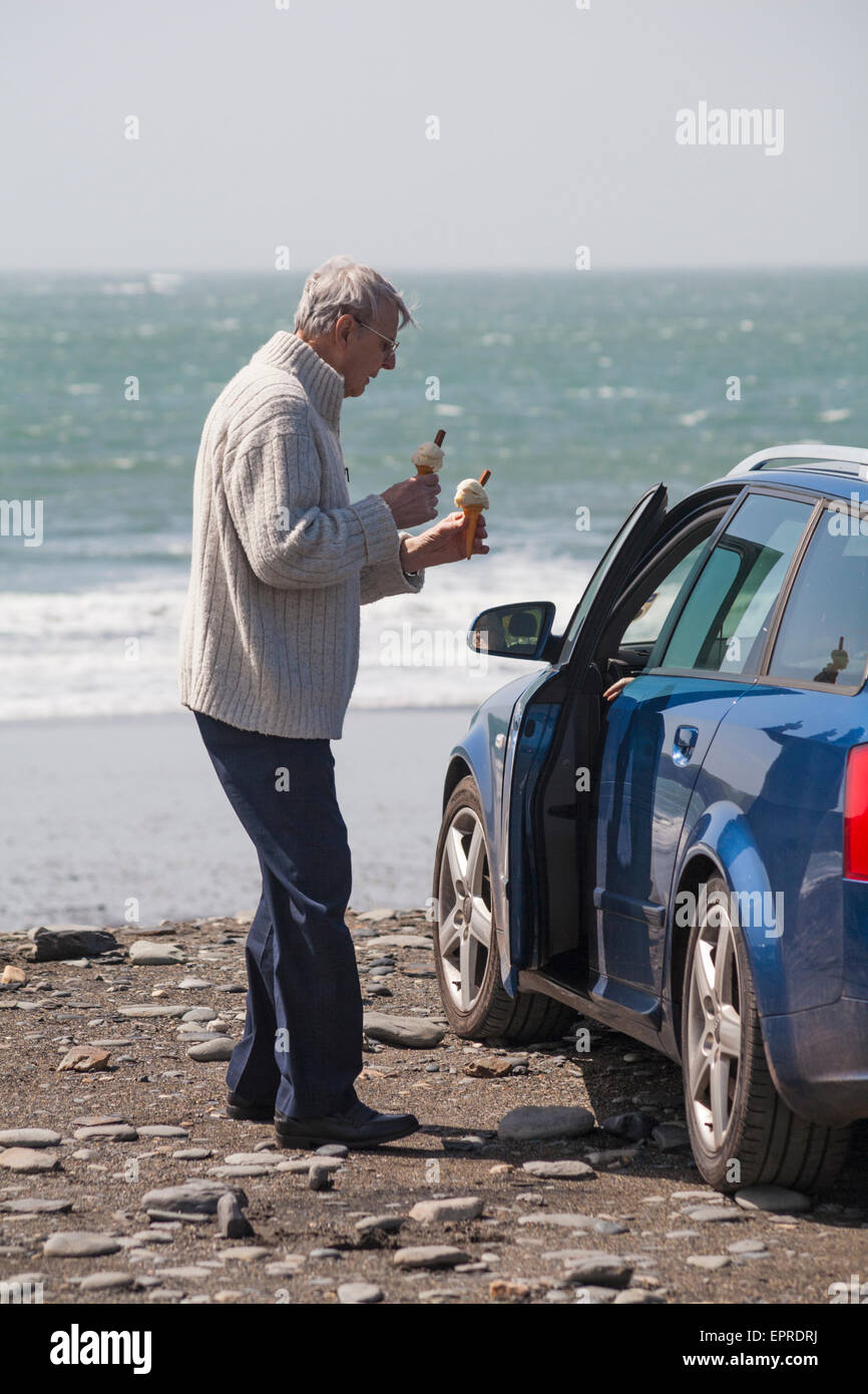 Man carrying two ice creams with flakes hi-res stock photography and ...