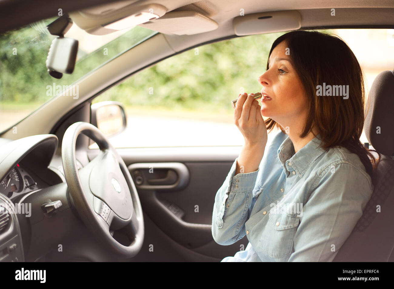 Putting on make up driving hi-res stock photography and images - Alamy