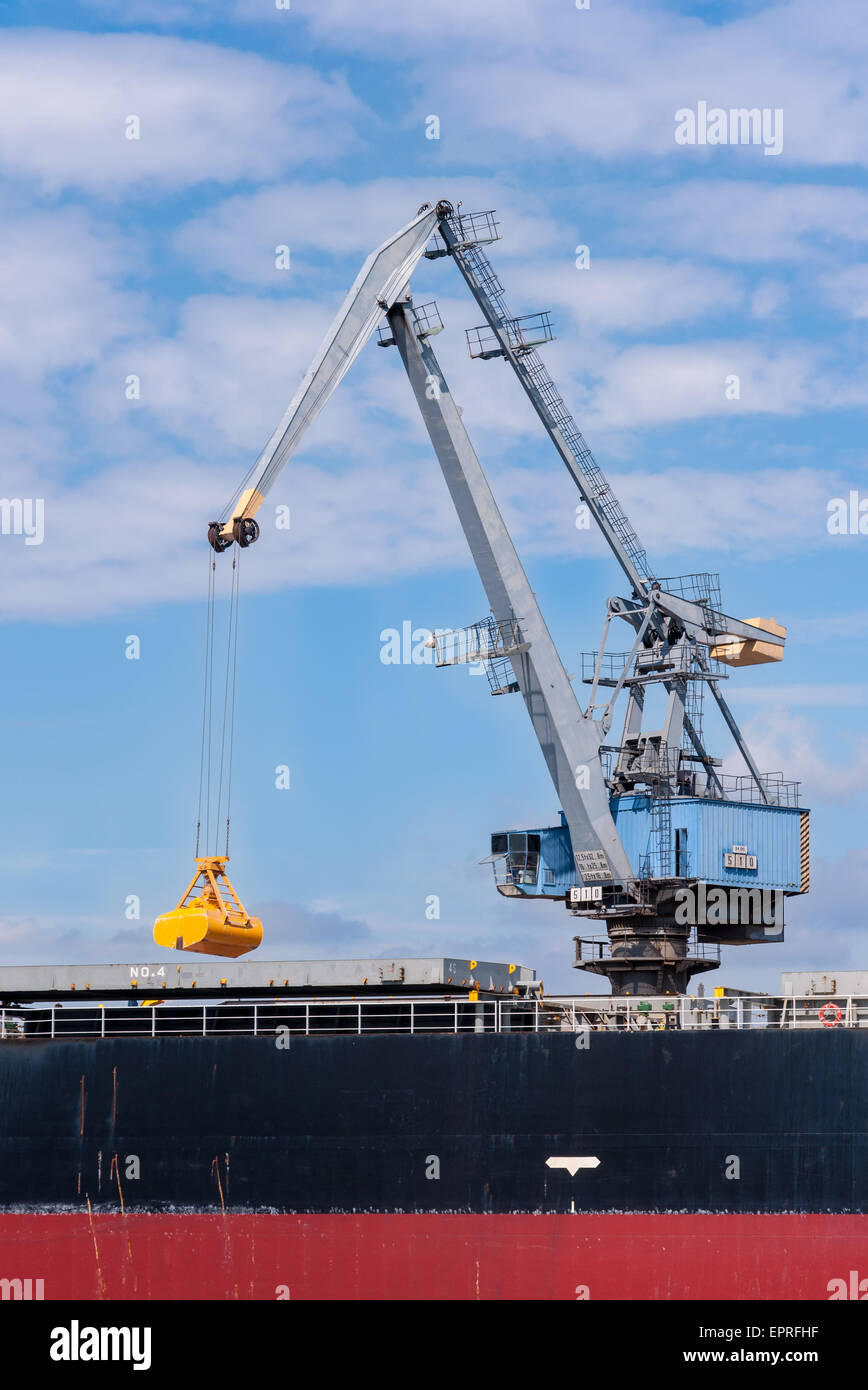 Crane bucket hi-res stock photography and images - Alamy