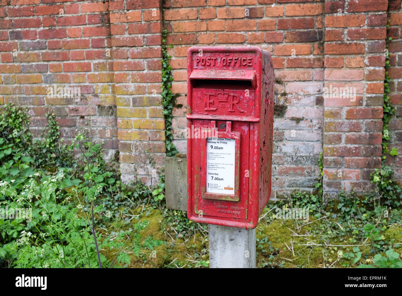 A British post box in the countryside Stock Photo - Alamy