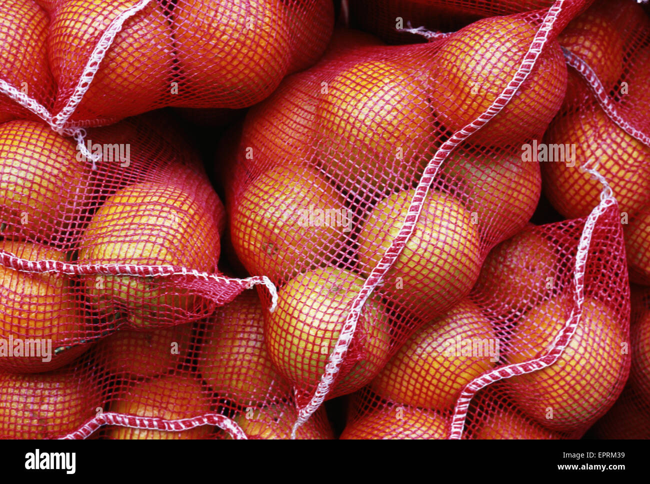 Oranges in netting hi-res stock photography and images - Alamy