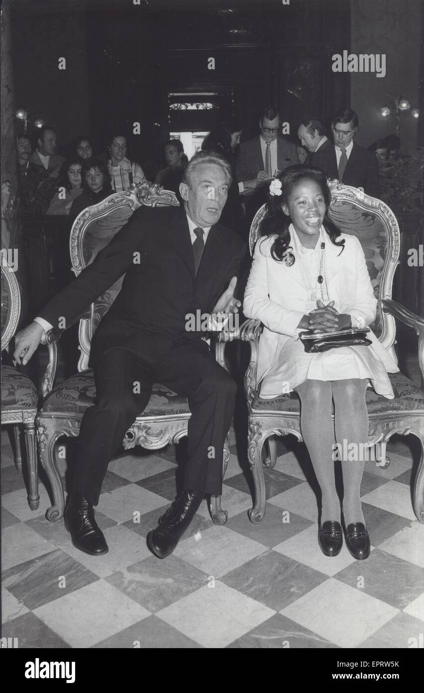 PETER FINCH with Eletha Finch. © Elio Sorci/Globe Photos/ZUMA Wire ...