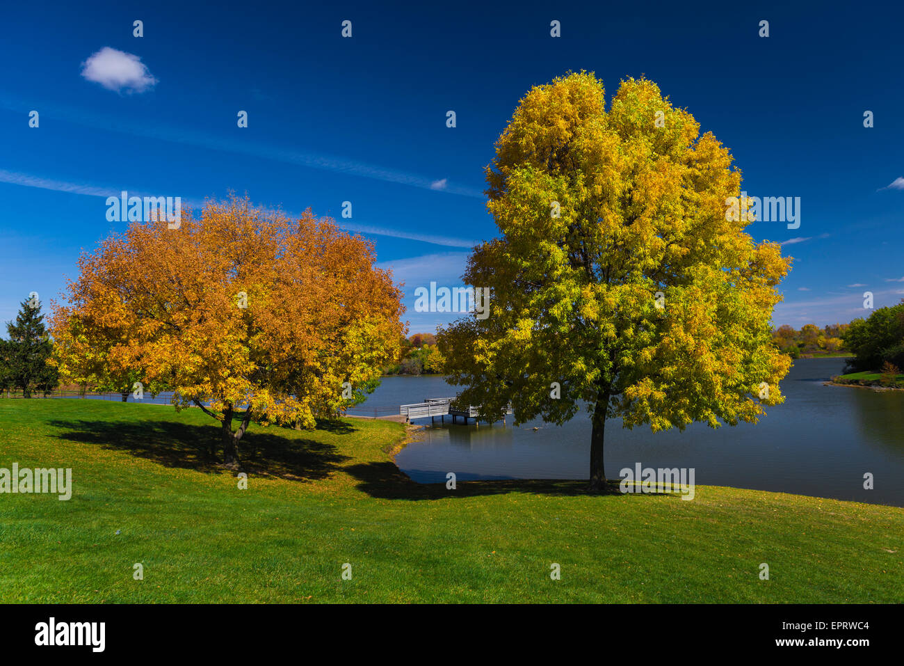Fall lake colors hi-res stock photography and images - Alamy