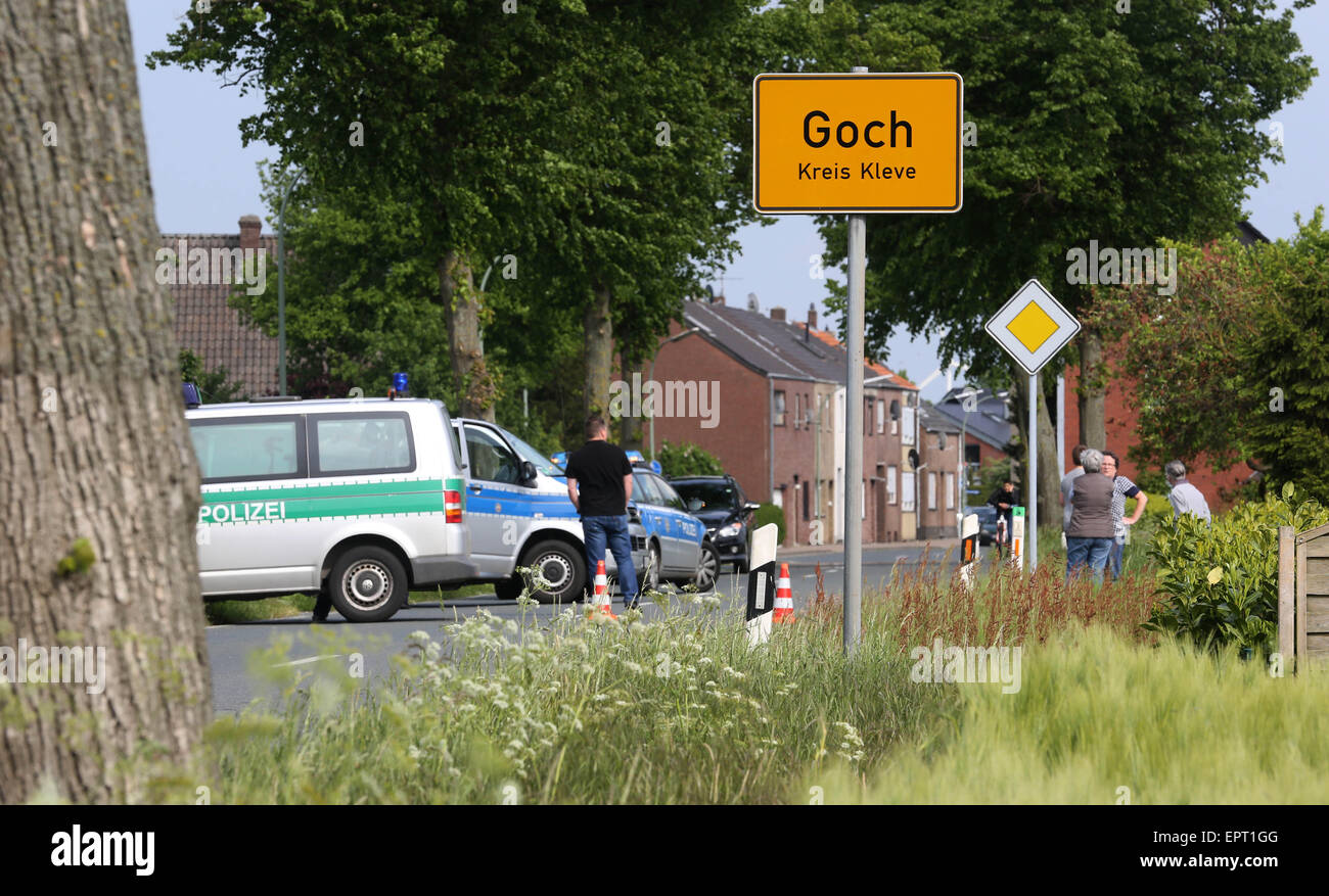 Goch, Germany. 21st May, 2015. Police officers shut down a street in ...