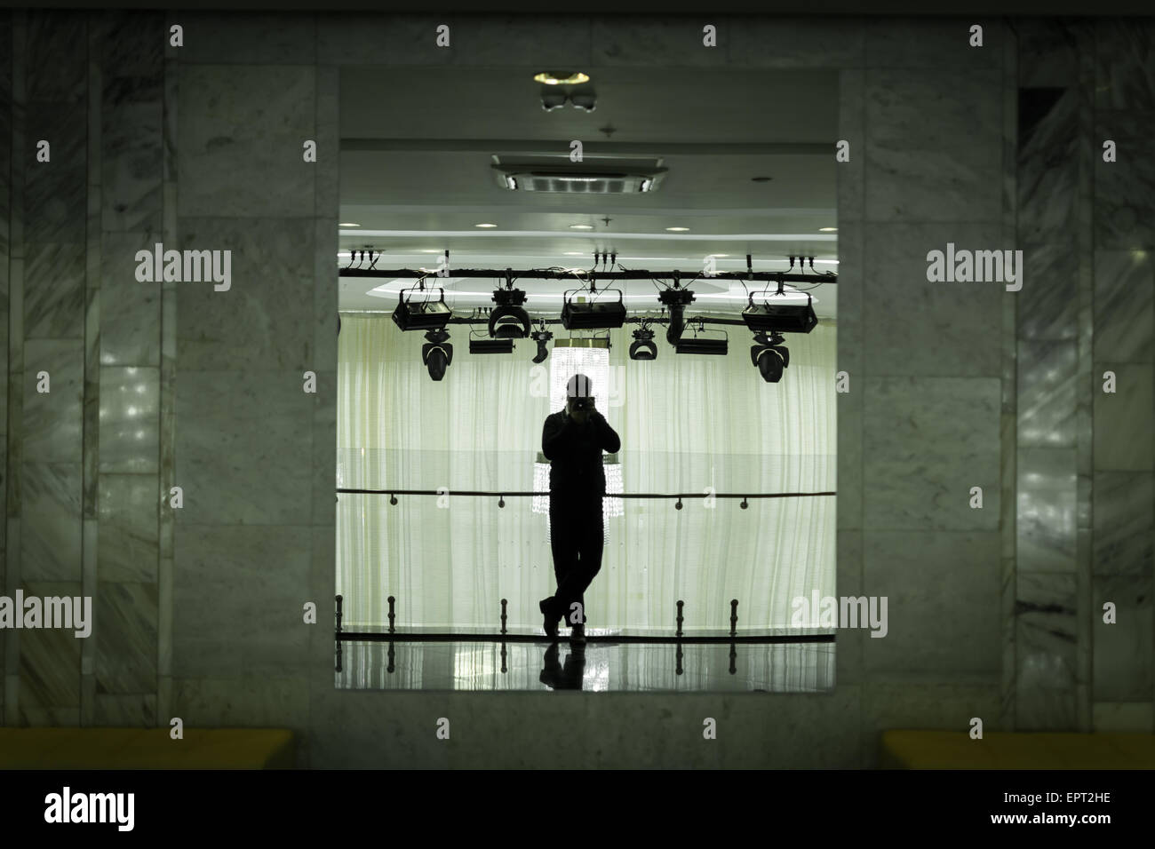 Single lone photographer taking a self portrait in a large mirror Stock ...