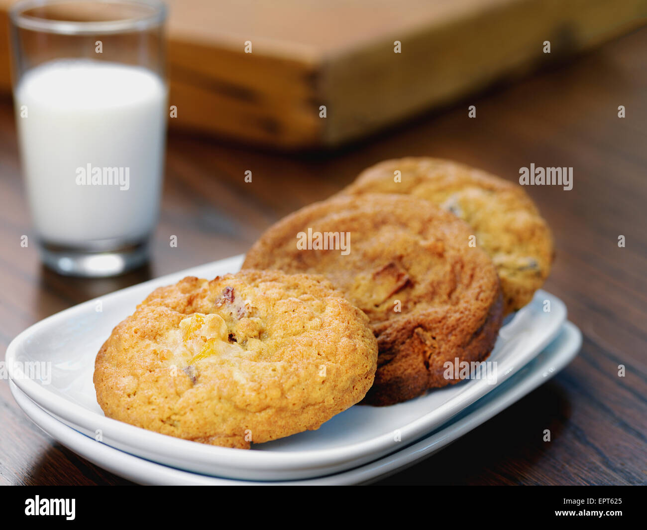 3 cookies on plate hi-res stock photography and images - Alamy