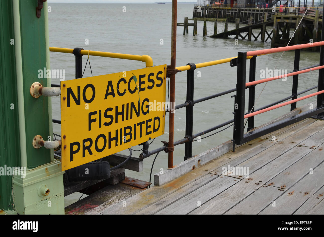 no access fishing prohibited sign at entrance to pier Stock Photo - Alamy