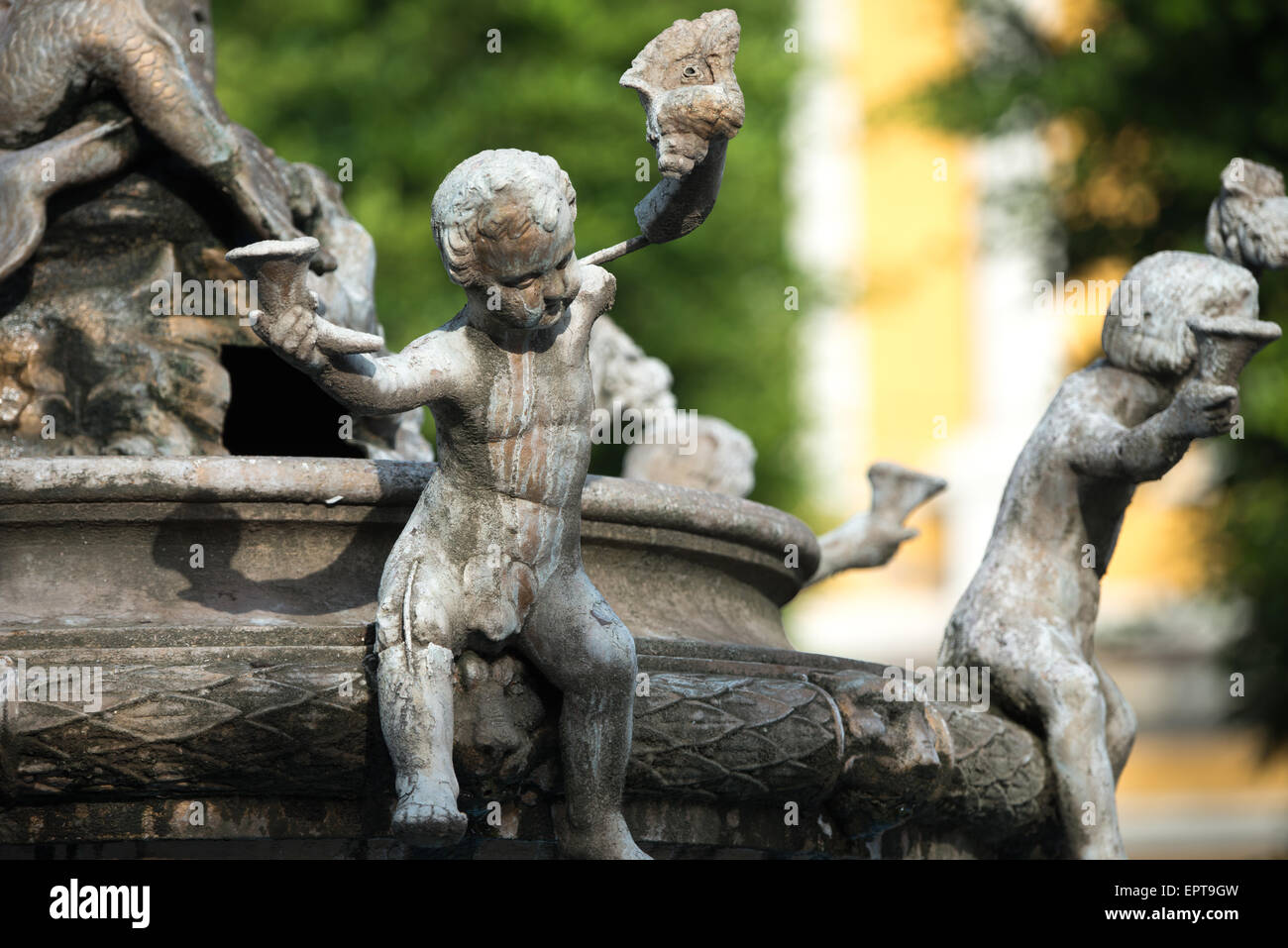 GRANADA, Nicaragua — A fountain that stands in the center of Parque ...