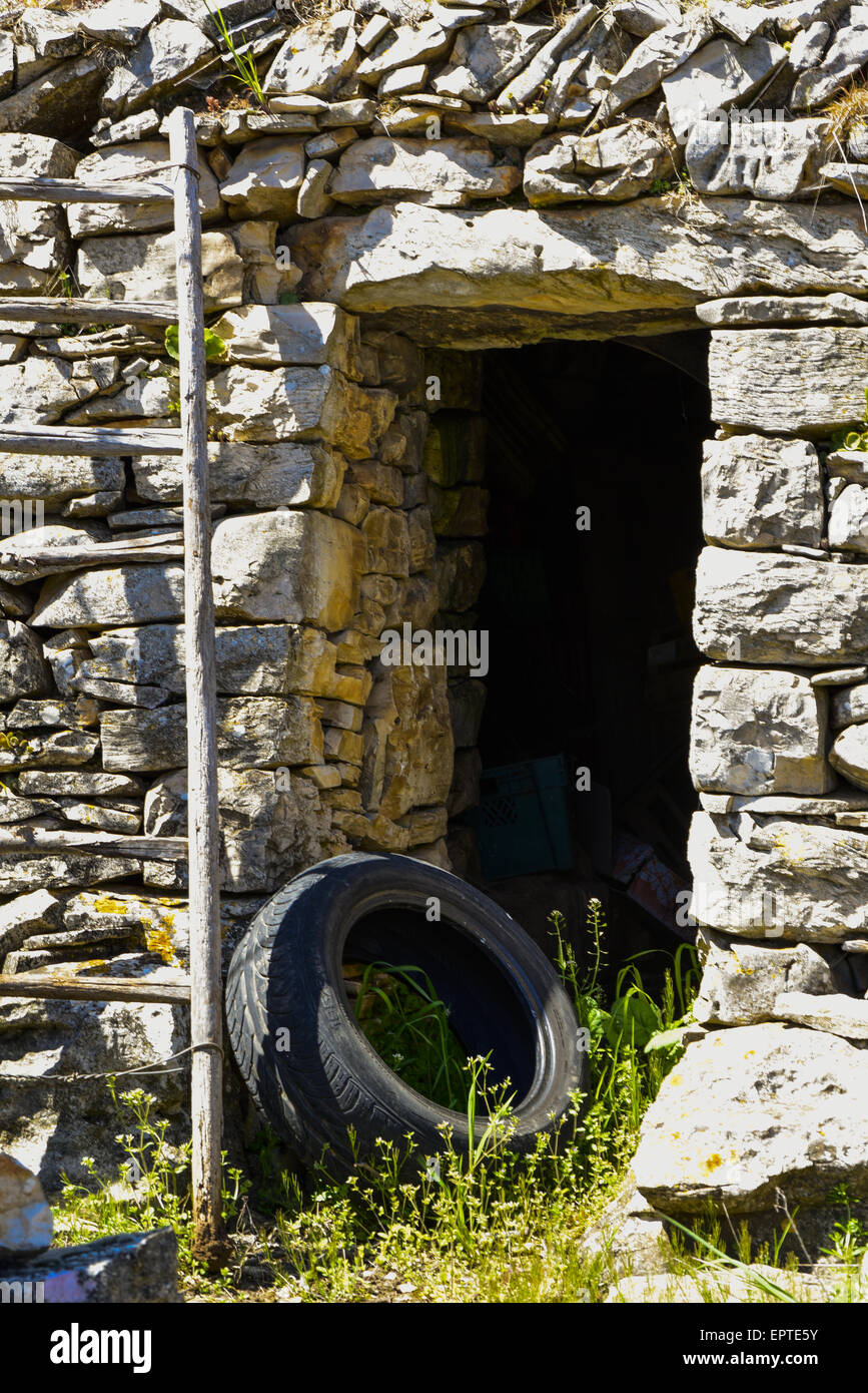 Stone hut hi-res stock photography and images - Alamy