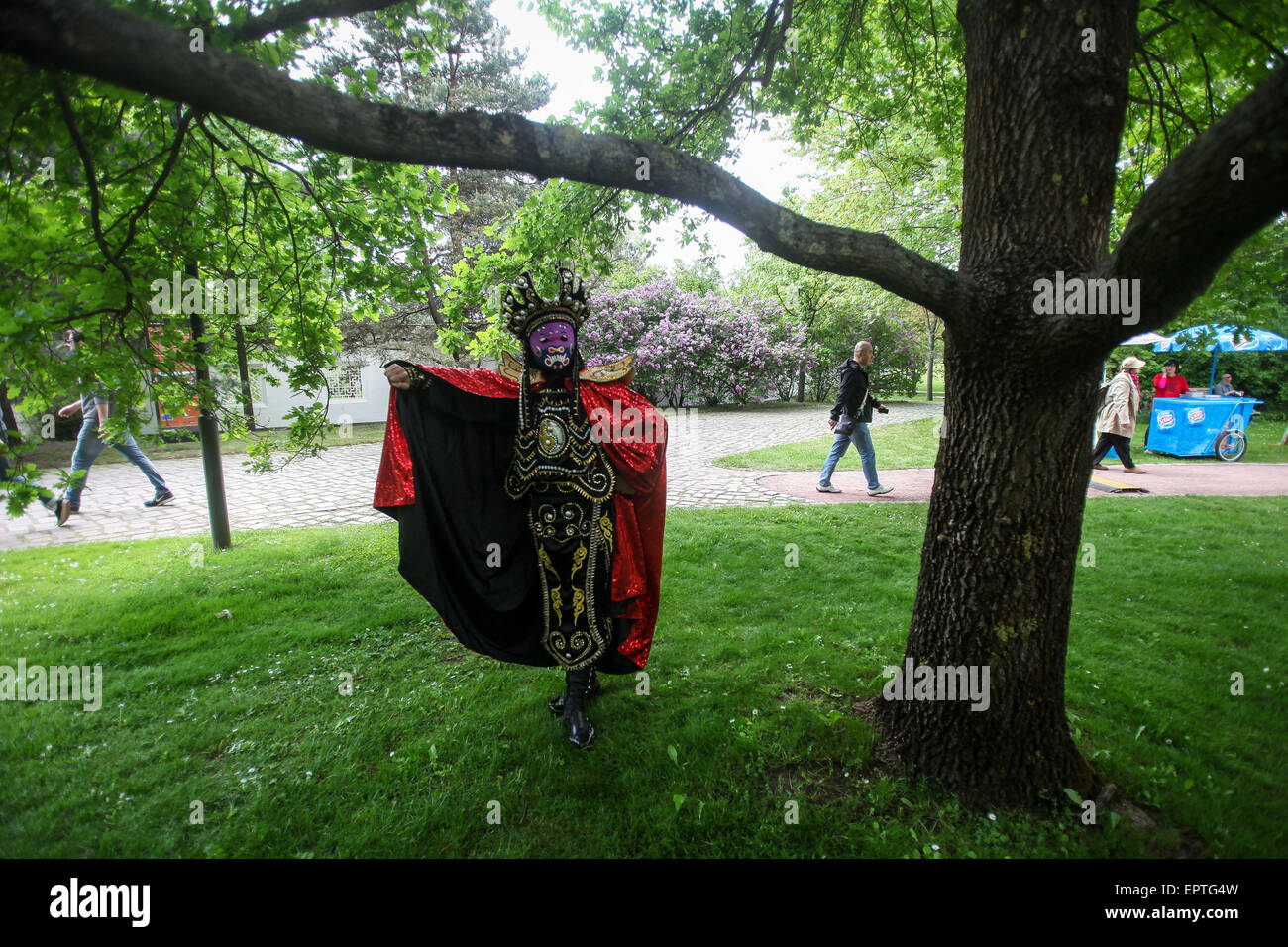 Berlin, Germany. 21st May, 2015. A Chinese Chuan Opera artist prepares ...