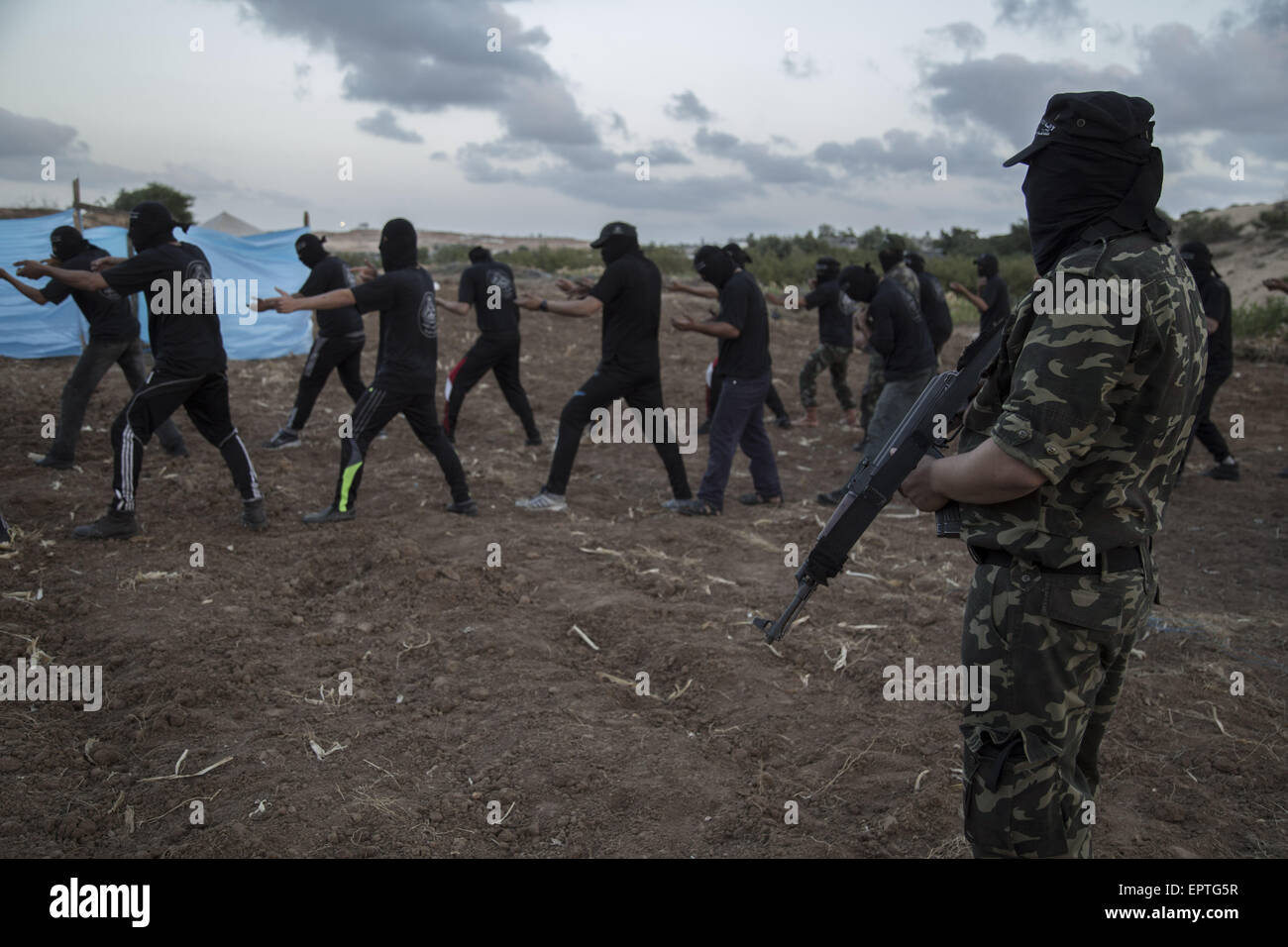 Beit Lahia, The Gaza Strip, Palestine. 21st May, 2015. Masked ...