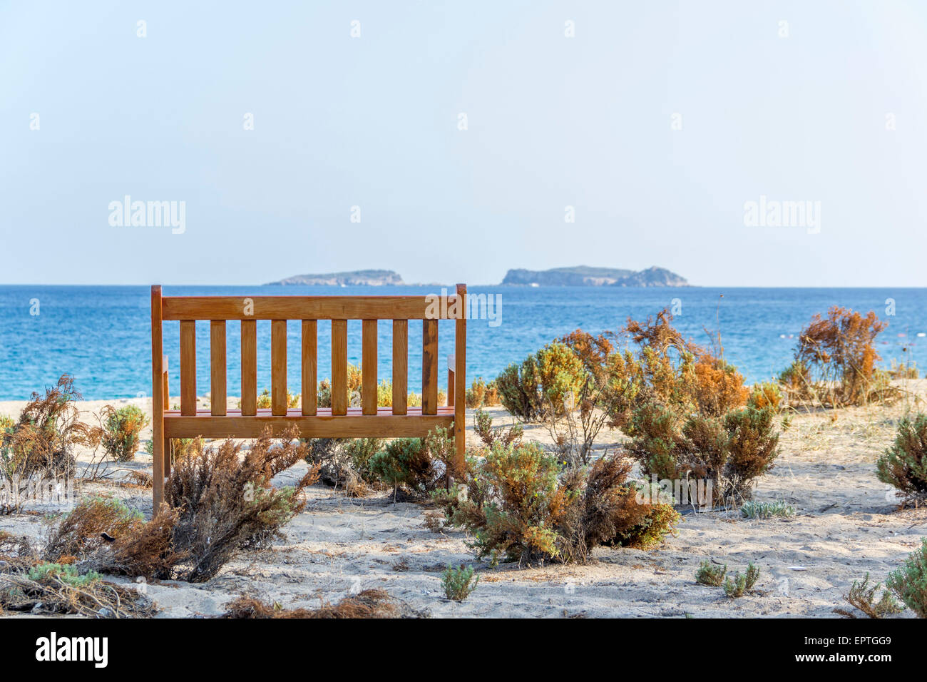 Bench on the beach hi-res stock photography and images - Alamy