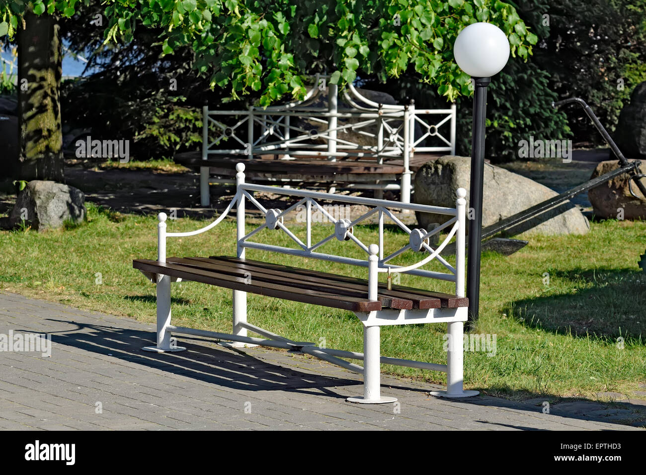 Metal park bench hi-res stock photography and images - Alamy