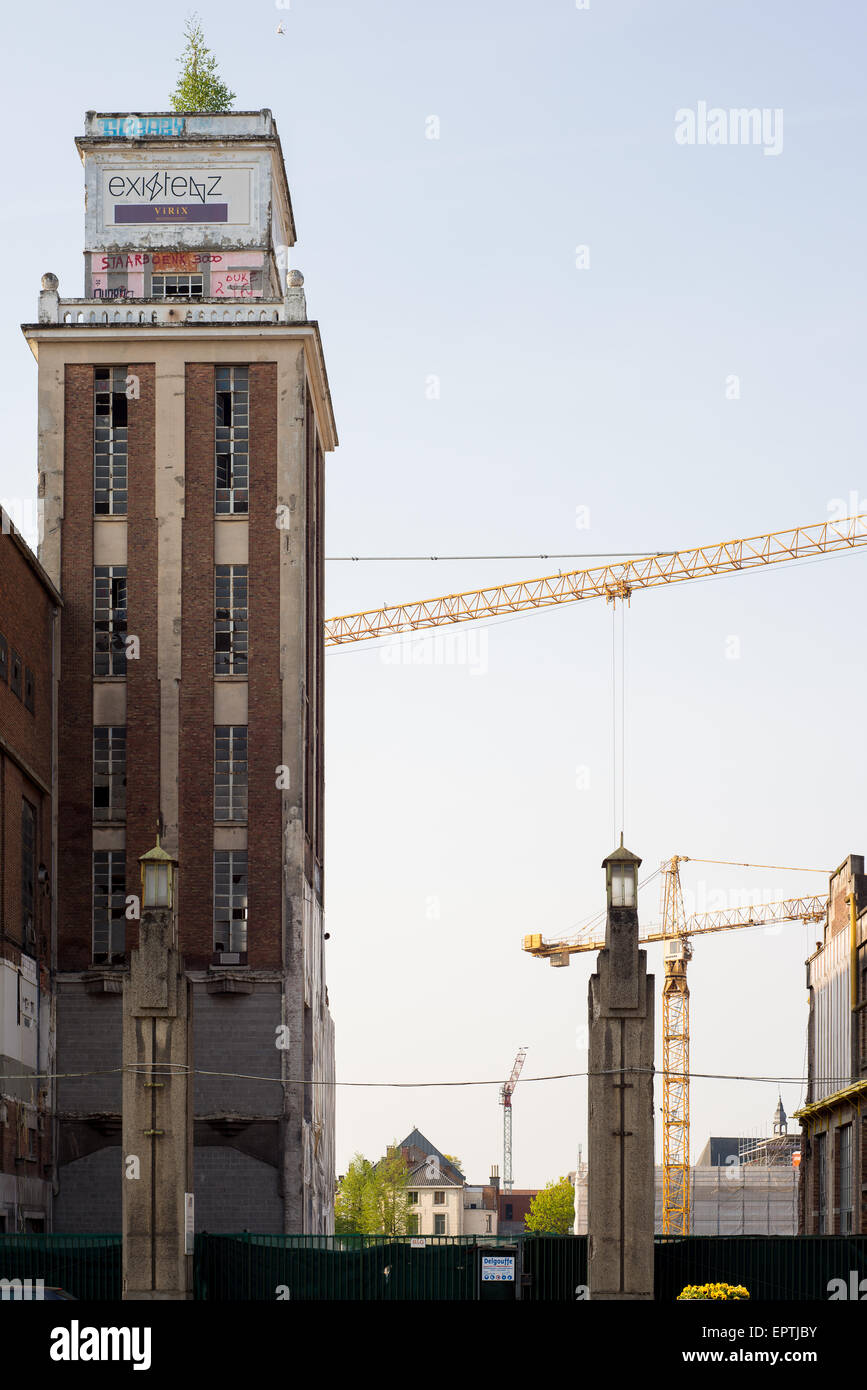 Broken cranes hi-res stock photography and images - Alamy