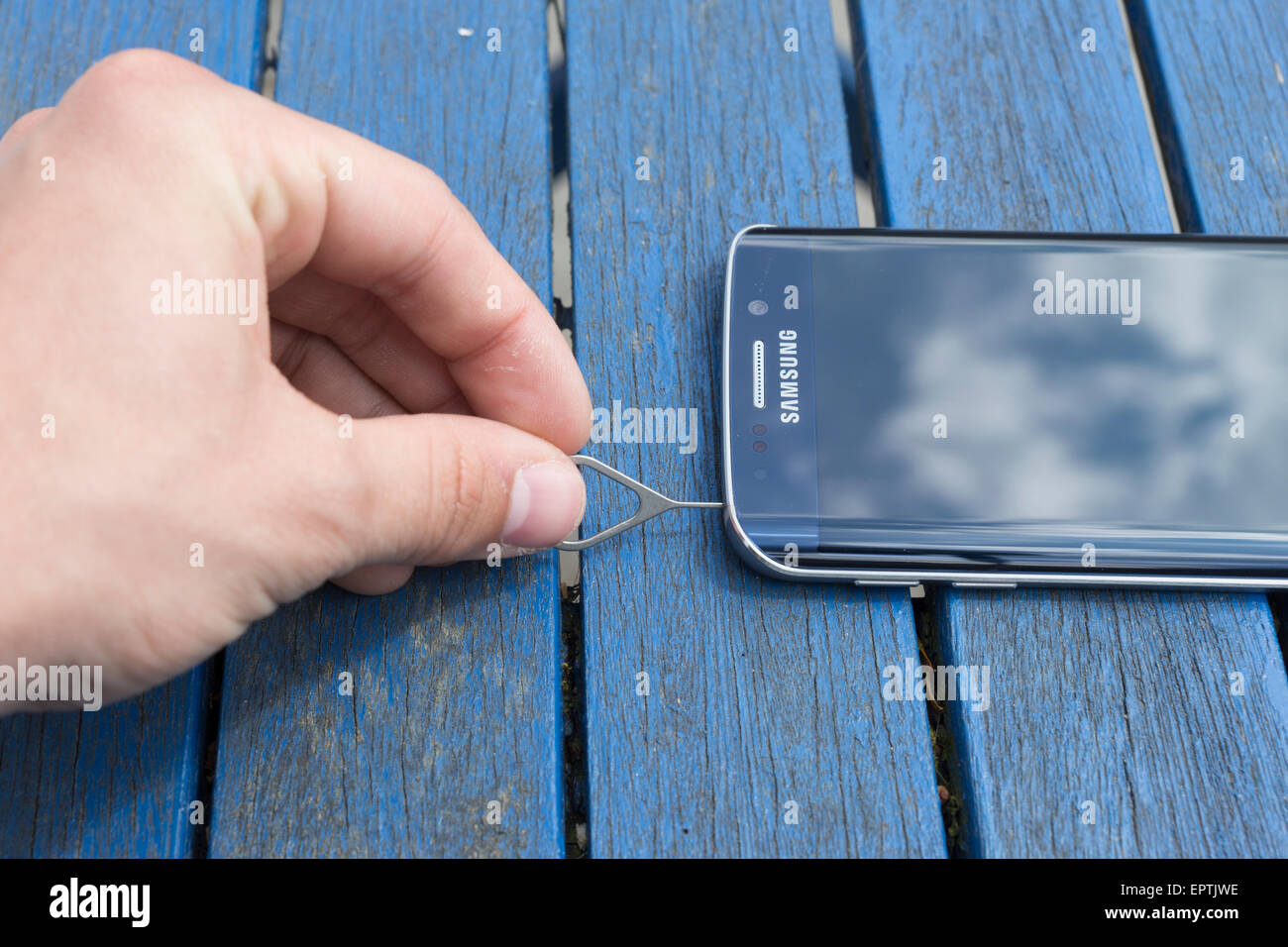 Samsung Gaxley S6 Edge Sim Tray Tool pick pin opening the tray to ...