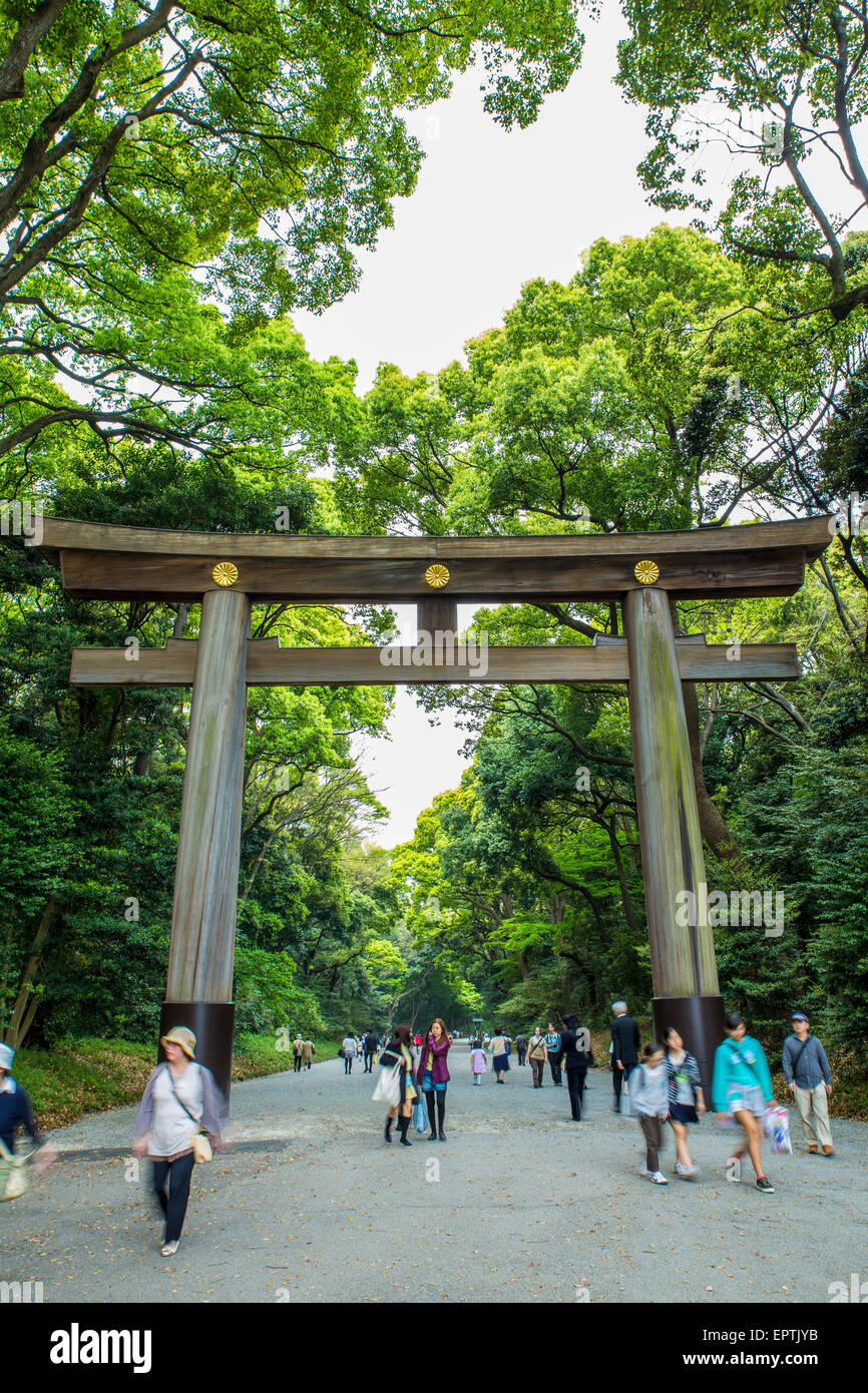 Large traditional gate into a park in Japan Stock Photo - Alamy