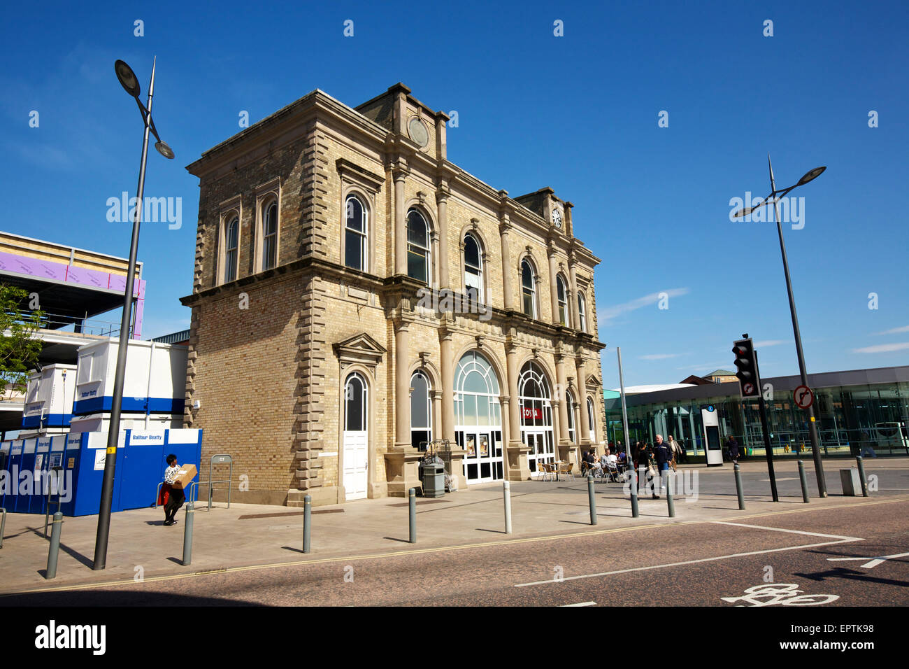 Queen's building queens wolverhampton hi-res stock photography and ...