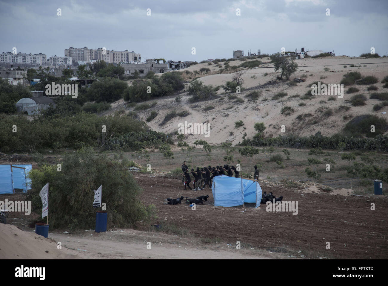 Beit Lahia, The Gaza Strip, Palestine. 21st May, 2015. Masked ...