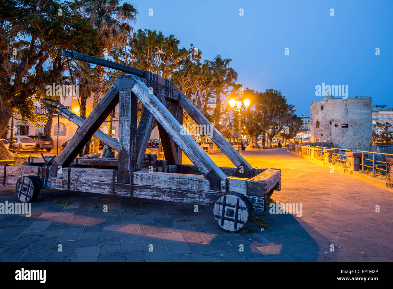 Catapult medieval hi-res stock photography and images - Alamy