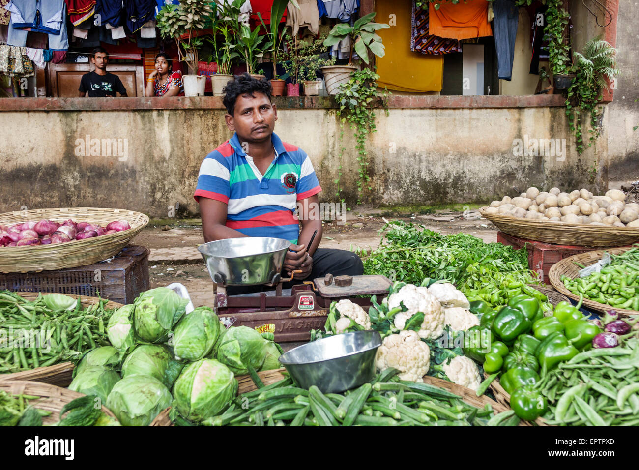 Mumbai India Dharavi Shahu Nagar Road slum low income poor poverty man men male working producestall stalls booth booths vendor vendors merchant marke Stock Photo Alamy
