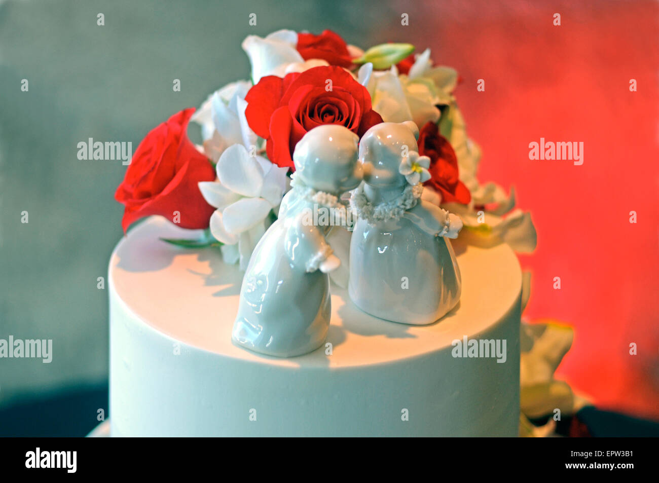 Cherubs kissing hi-res stock photography and images - Alamy