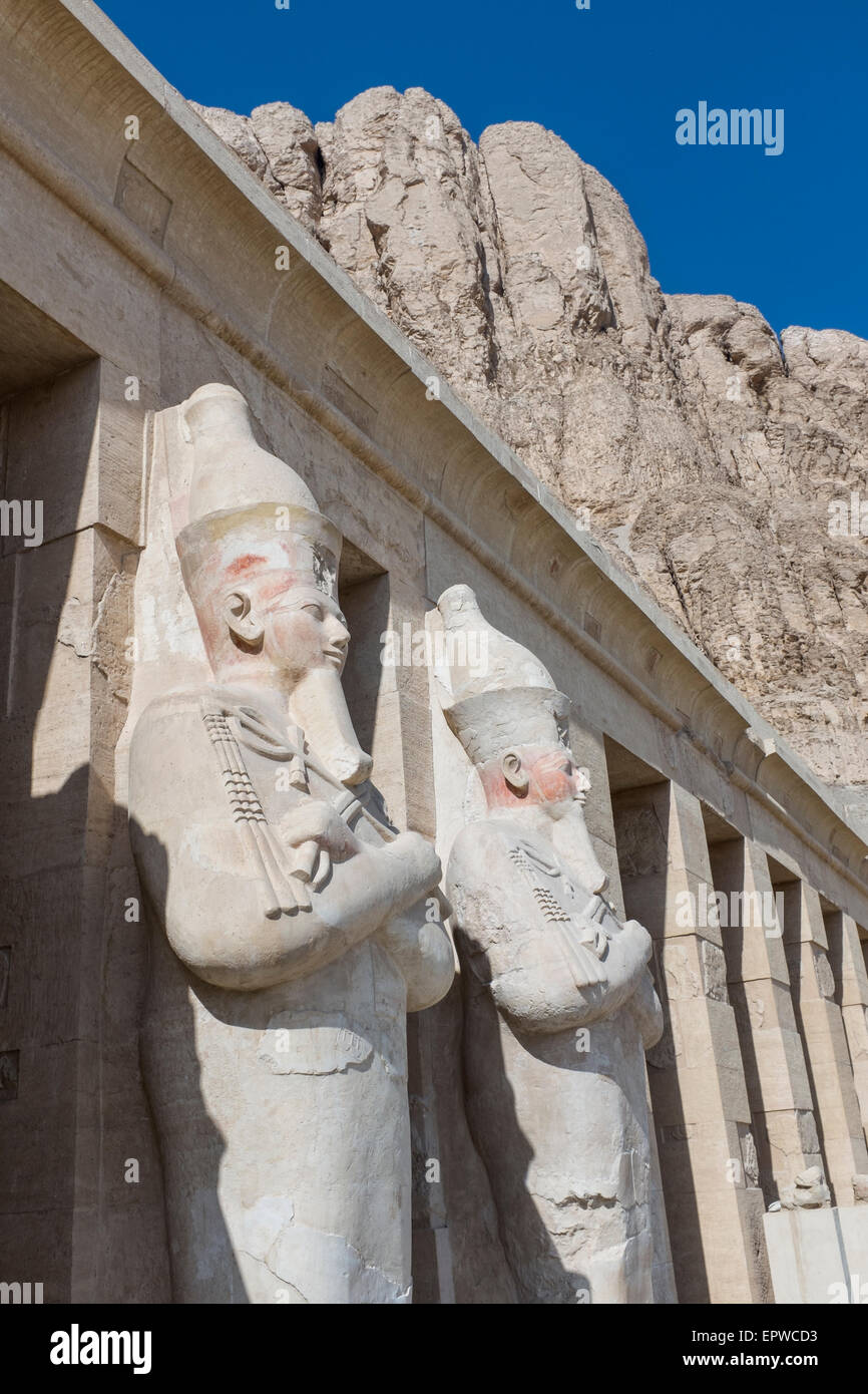 Statues of Queen Hatshepsut represented as a male pharaoh with beard on ...