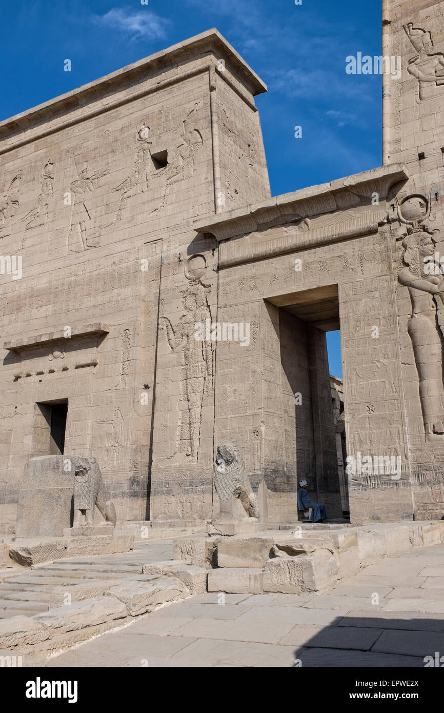 First entrance gate to the temple hi-res stock photography and images ...